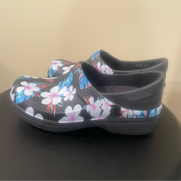 CROCS | Shoes | Crocs At Work Neria Pro Ii Graphic Clog Women Shoes ...